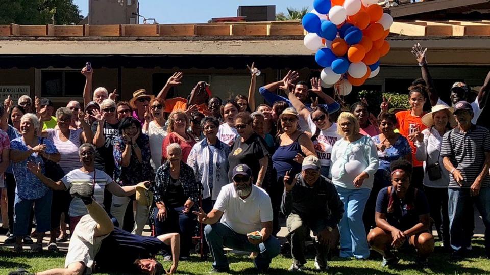 Students, staff and seniors celebrate being neighbors | University News